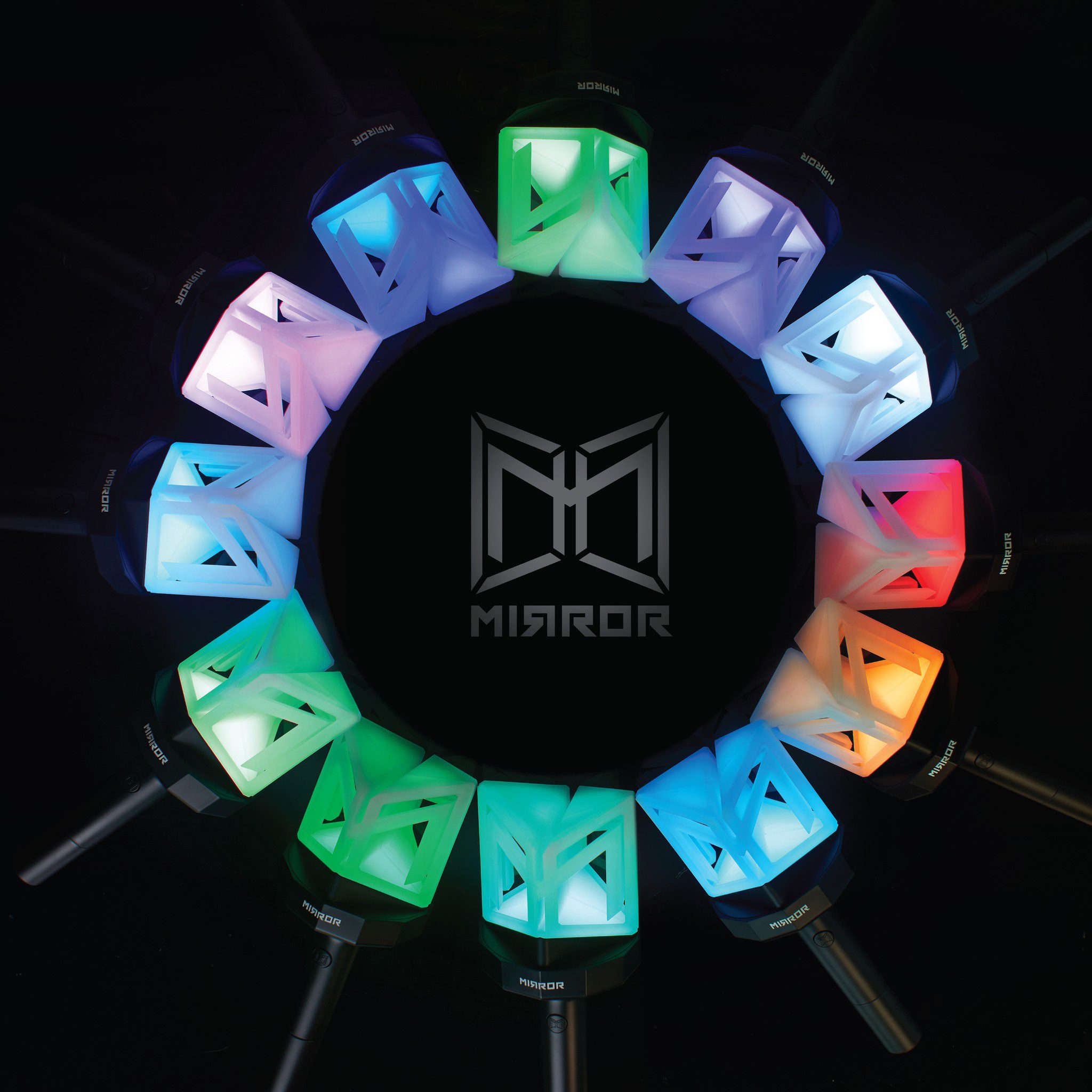 MIRROR 官方手燈登場，價錢購買方法率先看！可手動換 12 隻顏色，演唱會或家中觀看直播時更可透過大會轉色！ | KONGGOK 港角