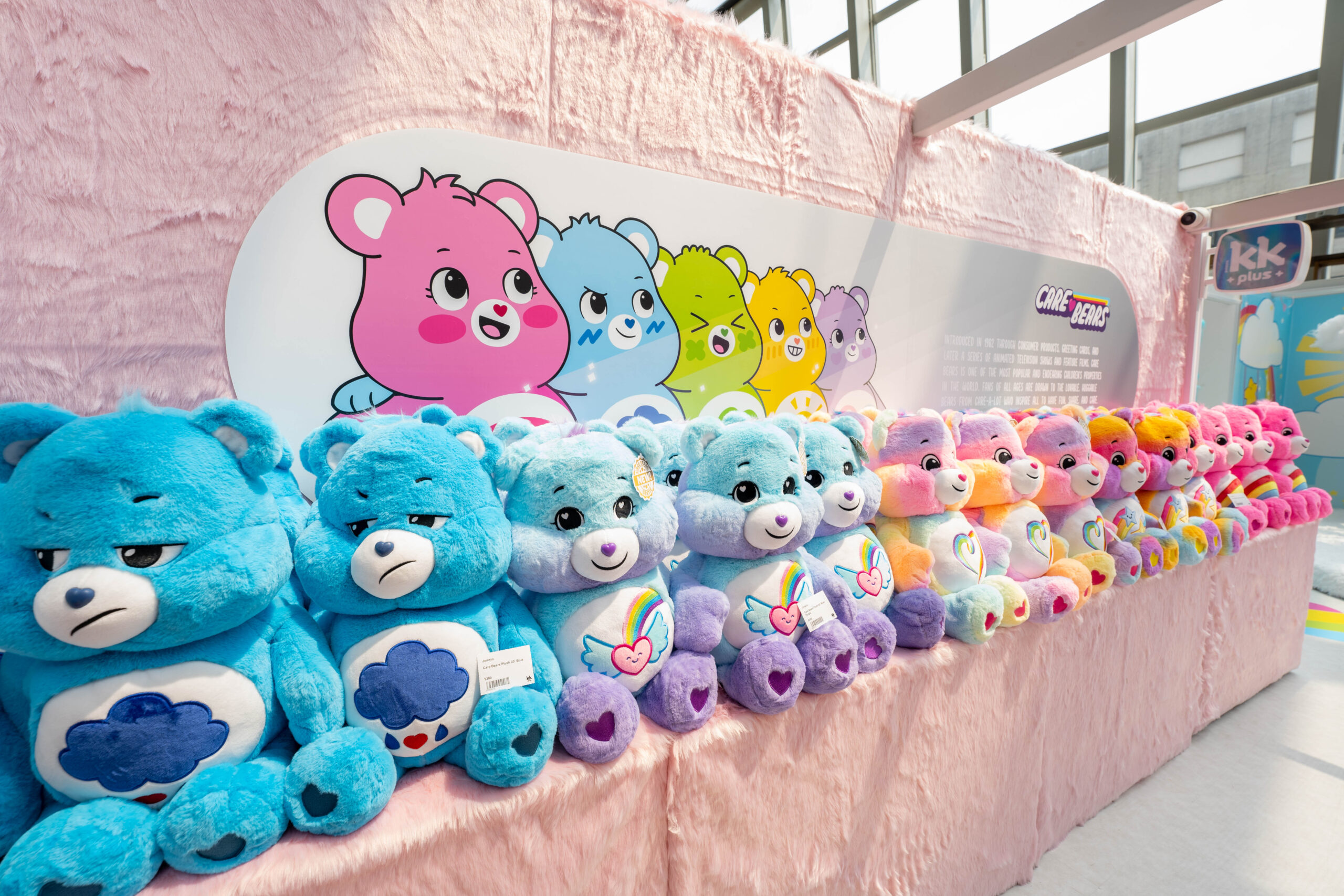 100 隻棉花糖色毛毛 CareBears 登陸旺角朗豪坊 kkplus ，獨家發售款式及打卡點率先看讓你沉浸夢幻粉色之中… | KONGGOK 港角