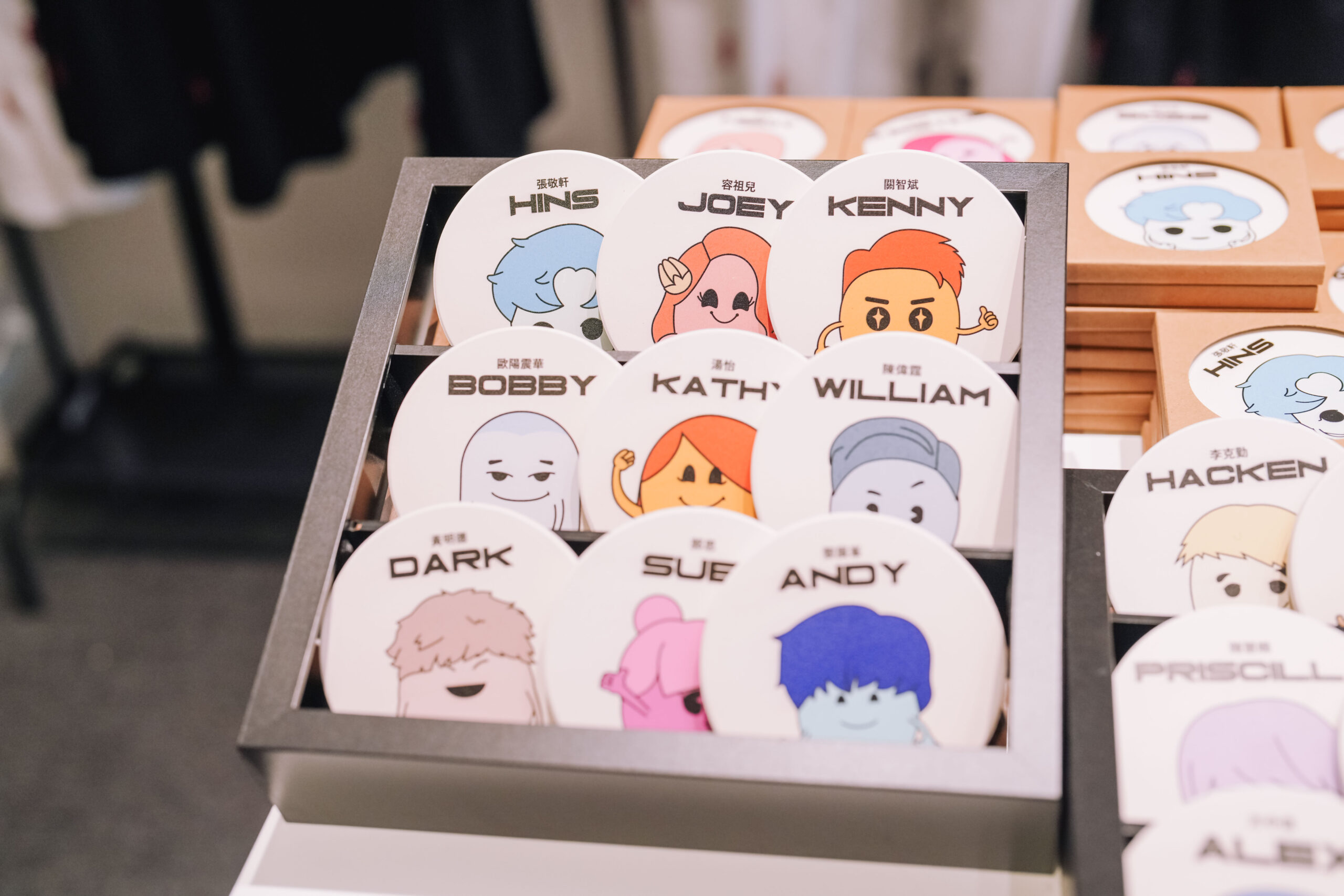 英皇娛樂限定應援概念店 0 e:ffect ，設於銅鑼灣售限定周邊精品及歌手舞台服飾展覽… | KONGGOK 港角